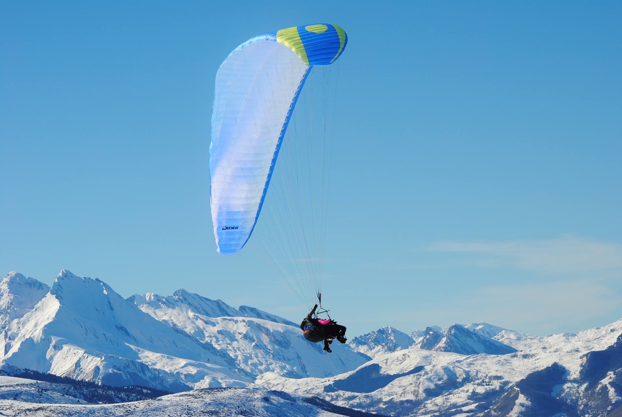 Le Vol biplace / tandem en Parapente chez AXIOM - PARAPENTE - Site de ...