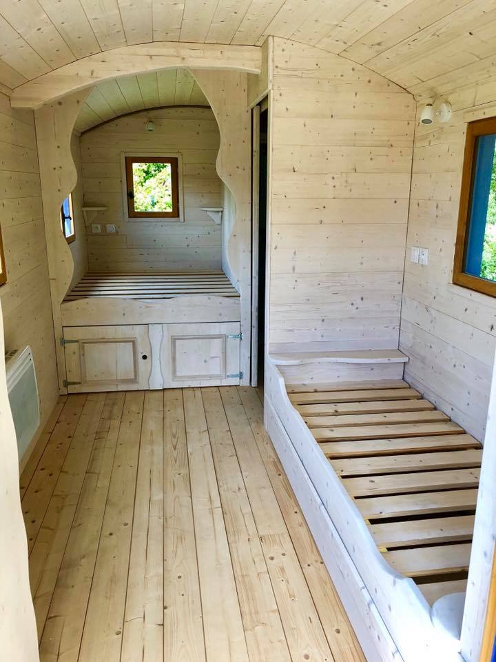 Notre roulotte est enfin arrivée dans son cadre idyllique - Roulotte ...