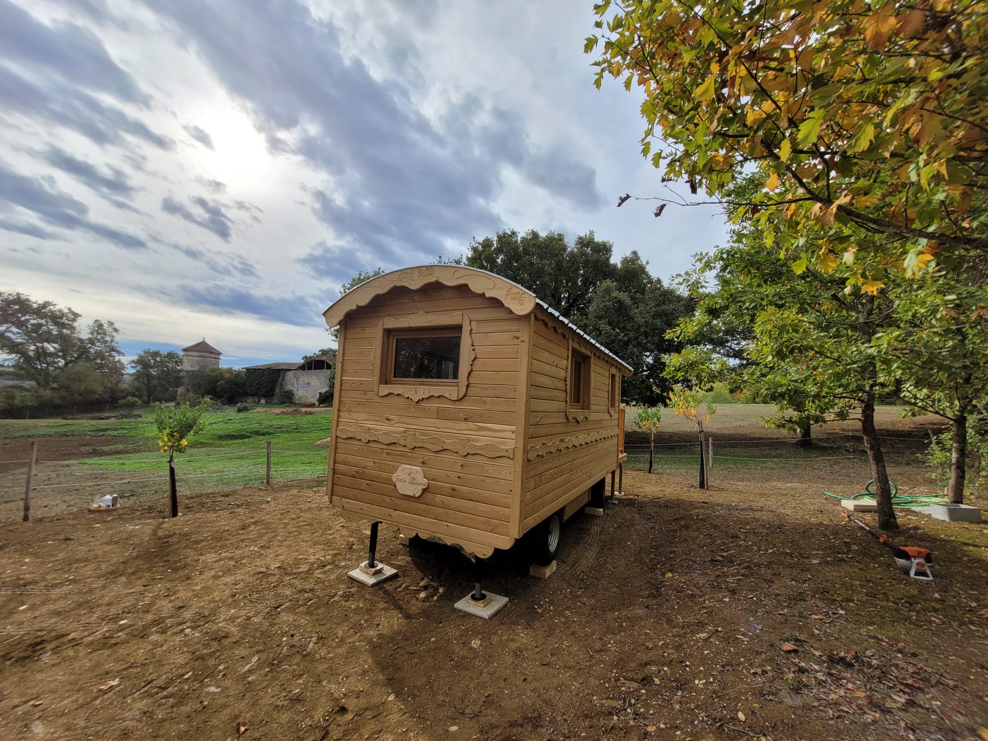 Une splendide roulotte en bois des Pyrénnées sur-mesure - Roulotte bois ...