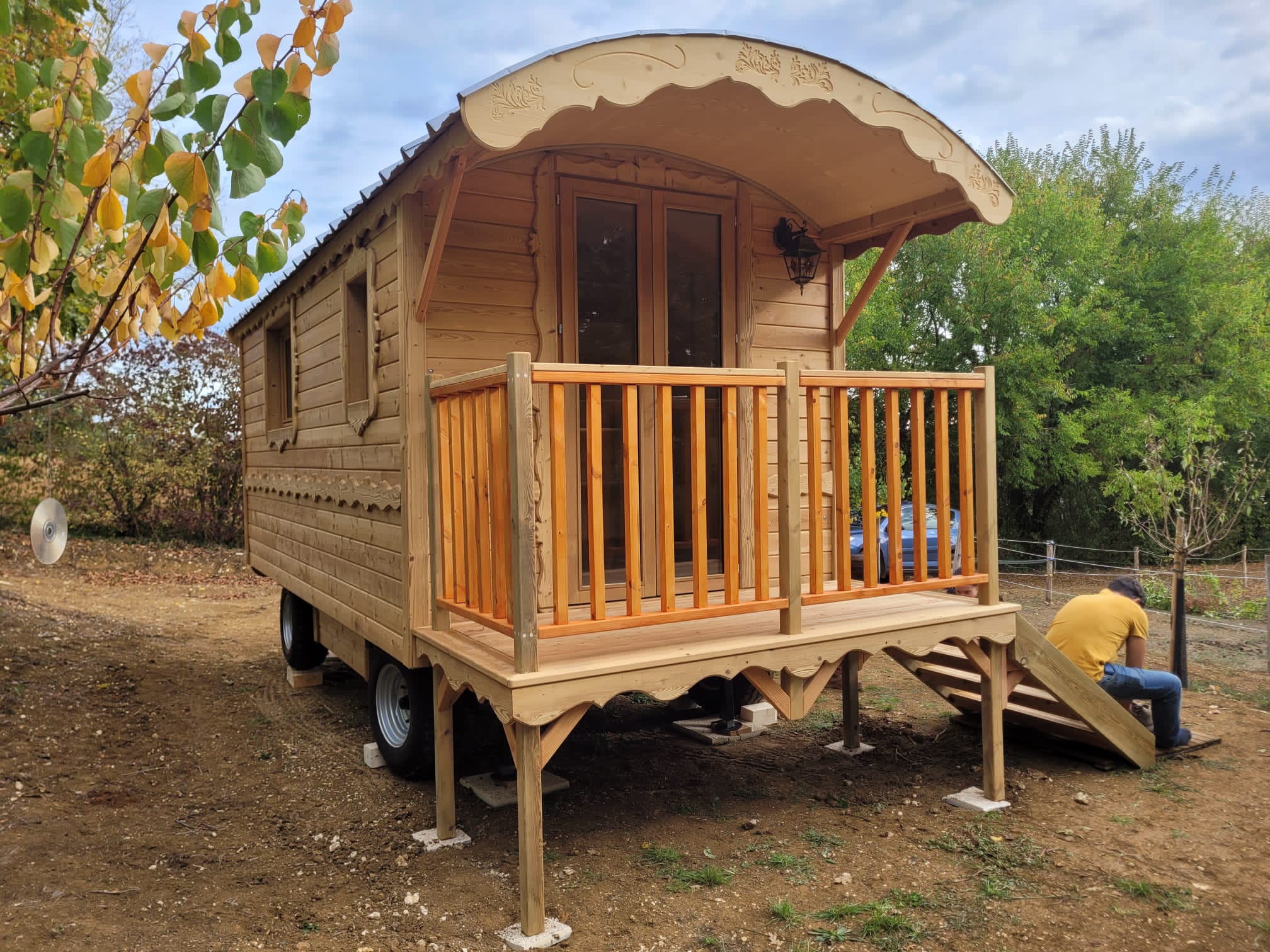 Une splendide roulotte en bois des Pyrénnées sur-mesure - Roulotte bois ...