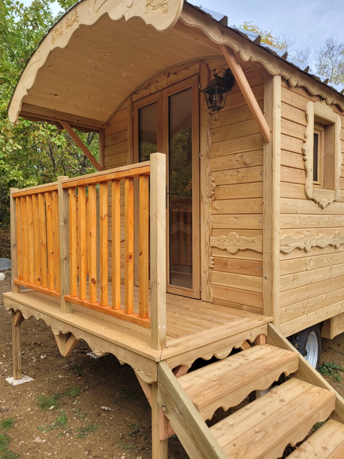 Une splendide roulotte en bois des Pyrénnées sur-mesure - Roulotte bois ...