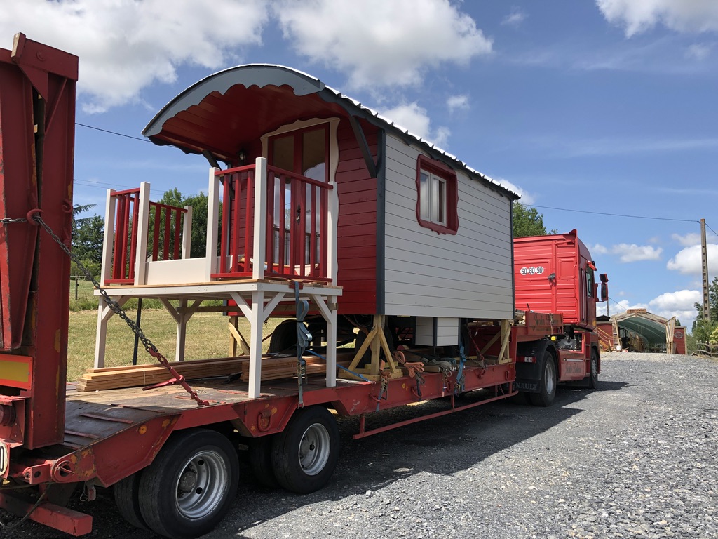 Une superbe roulotte installée à Figeac avec de sublimes couleurs ...