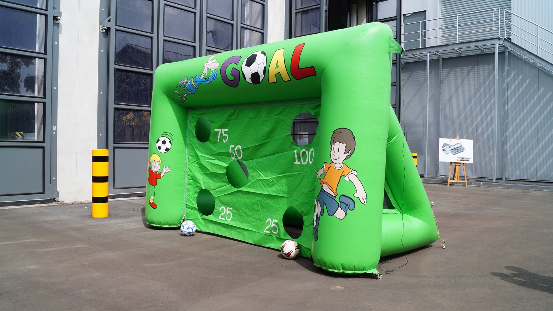 Aufblasbare Fußball Torwand mieten ab 60,- €/Tag - 1000 Attraktionen ...
