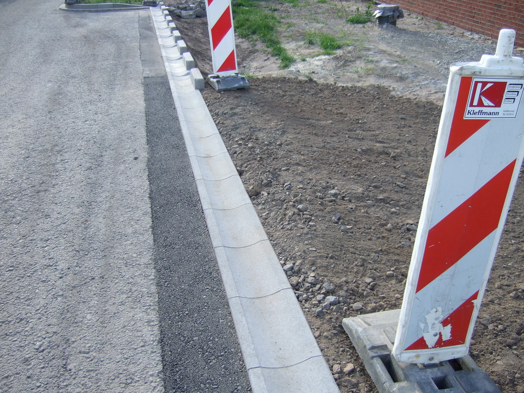 Randsteine und Straßenendausbau - Bautagebuch Isabel und Frank