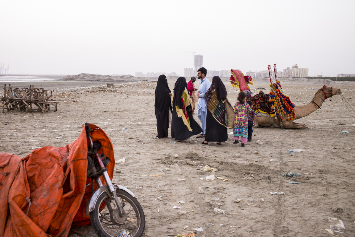 Clifton Beach, the seaside of Karachi - Pakistan - simply human ...