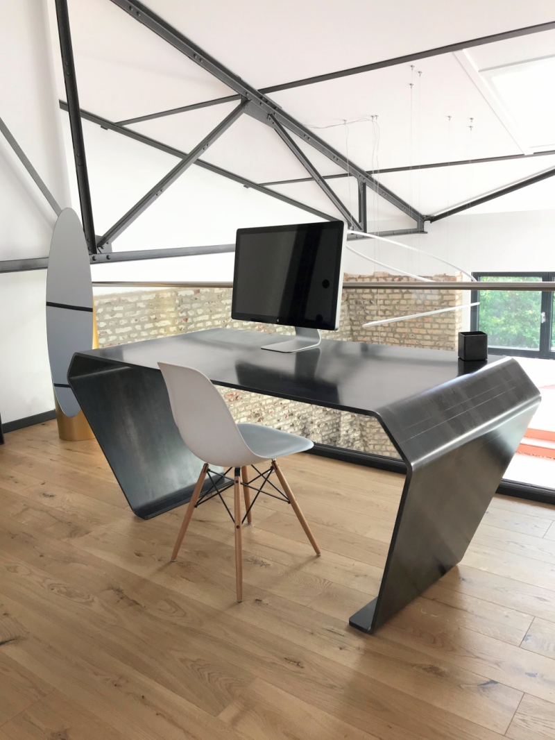 Luxus Design Tisch aus charaktervollem Stahl für Büro und Zuhause ...
