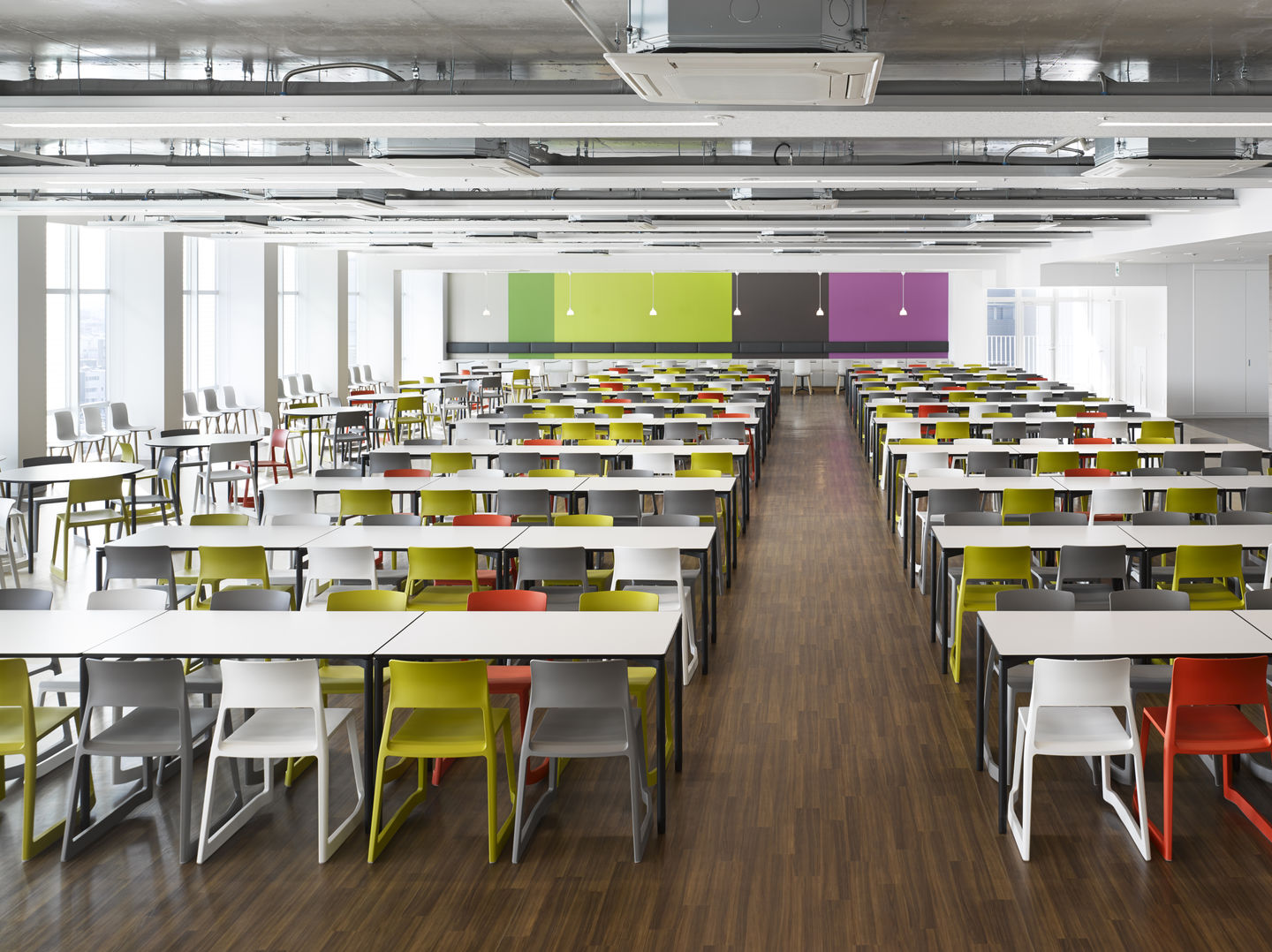 Mobilier scolaire résistant et ergonomique - Bureau Moderne