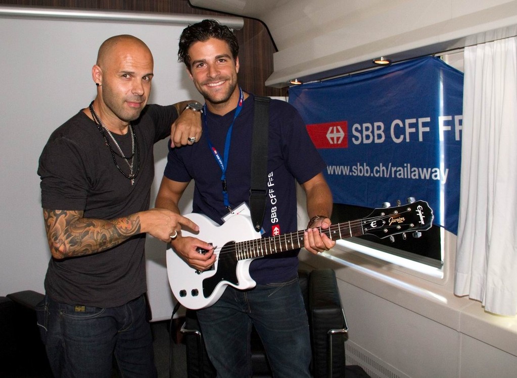 Im Extrazug an das Open Air Gampel absolvierte Luca Ruch einen Gitarren ...