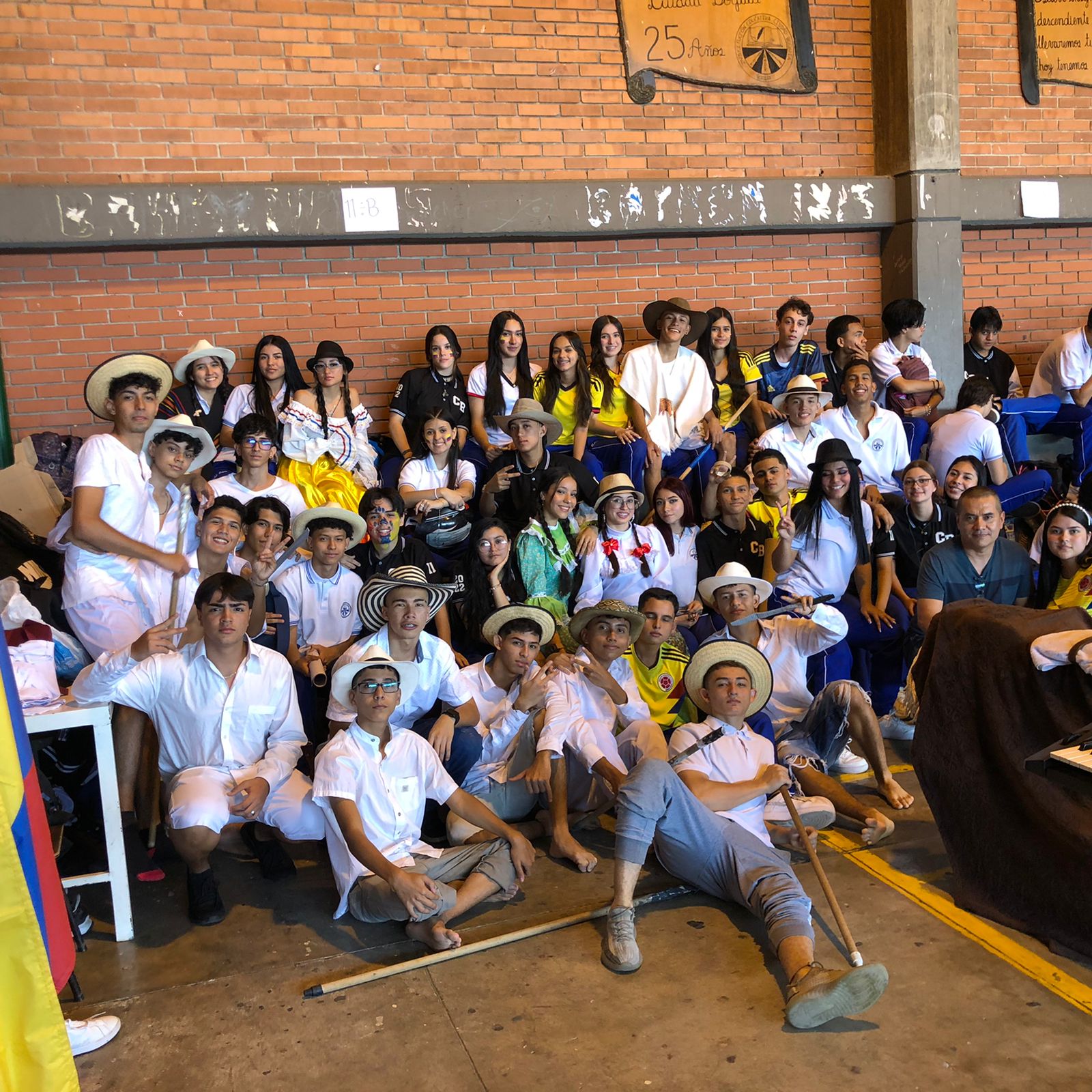 Simbolos institucionales - Página web de prom-11b-2022-cefe-y-vidal