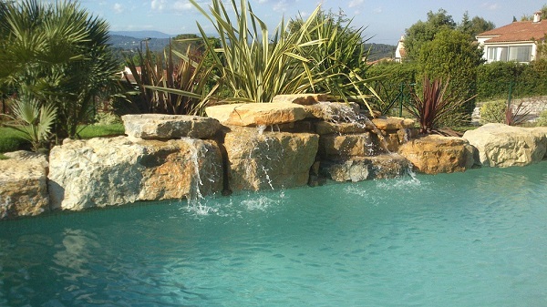 Cascade piscine en rochers naturels - MAGICIEN D'EAU