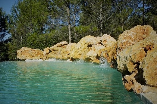 Cascade piscine en rochers naturels - MAGICIEN D'EAU