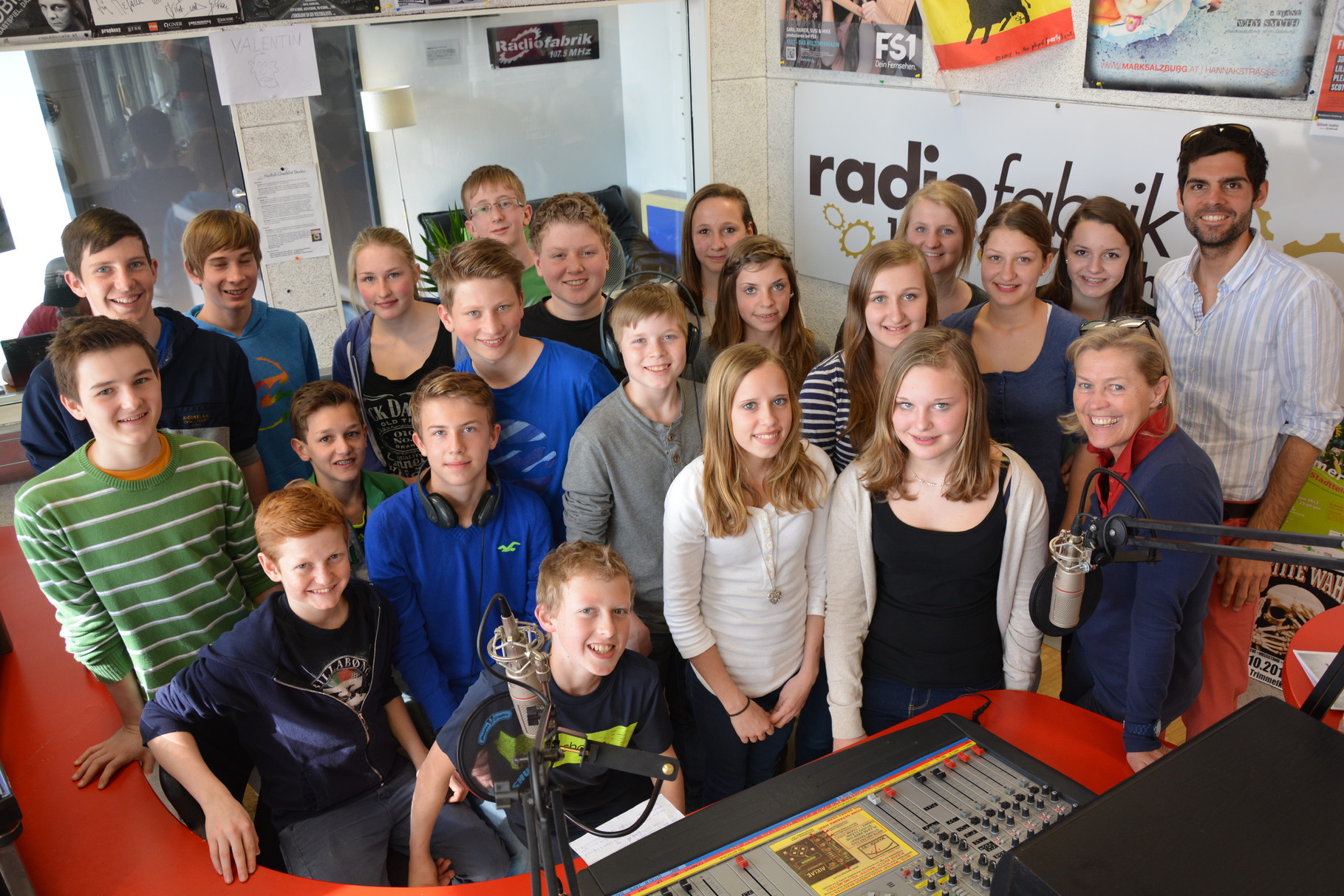 Zeitreise der 4a - SCHOOL GOES ON AIR - 4a 2013/14 HS Bad Vigaun