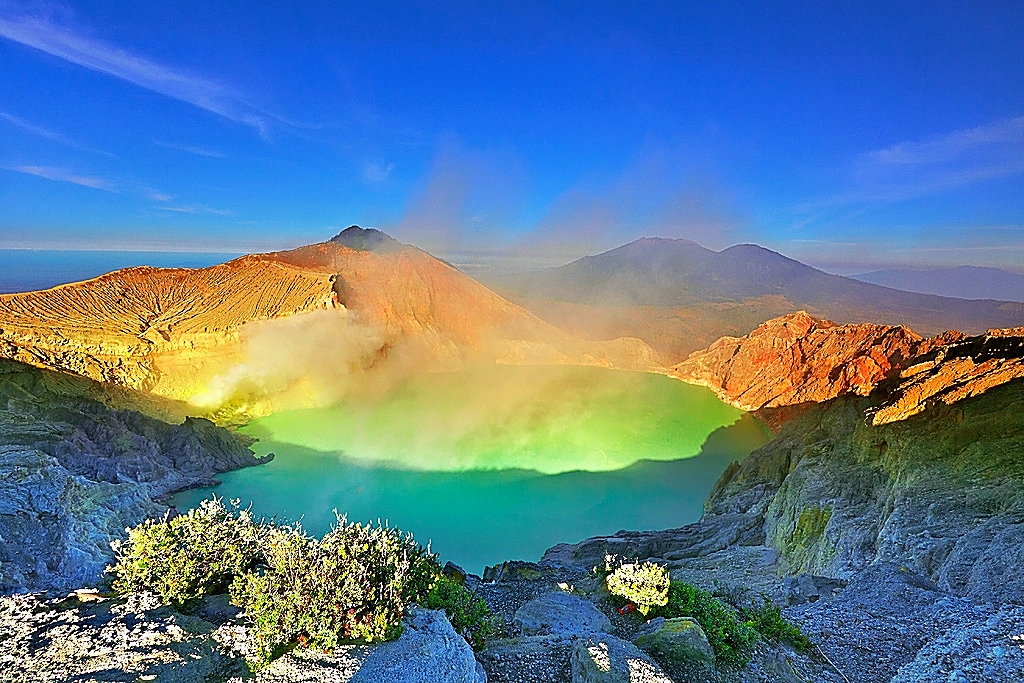 Une randonnée magnifique au cœur du volcan au cratère vert à l’est de ...