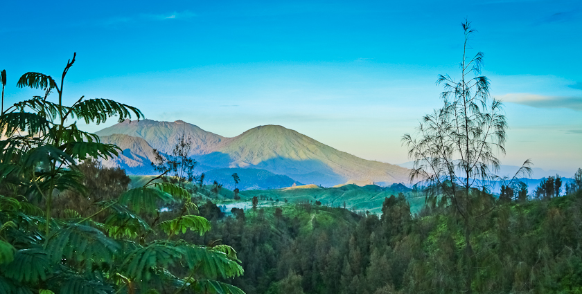 Une randonnée magnifique au cœur du volcan au cratère vert à l’est de ...