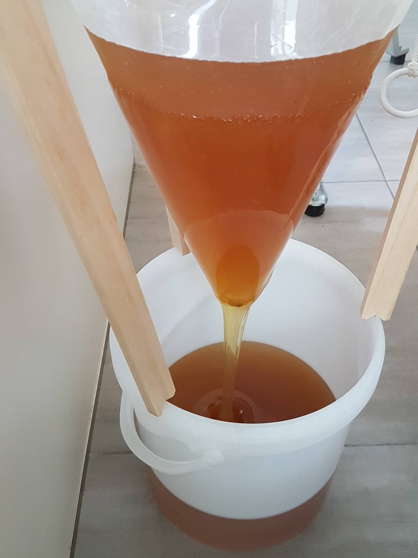 Freshly Extracted Honey. - Heilbronner Gartenhonig