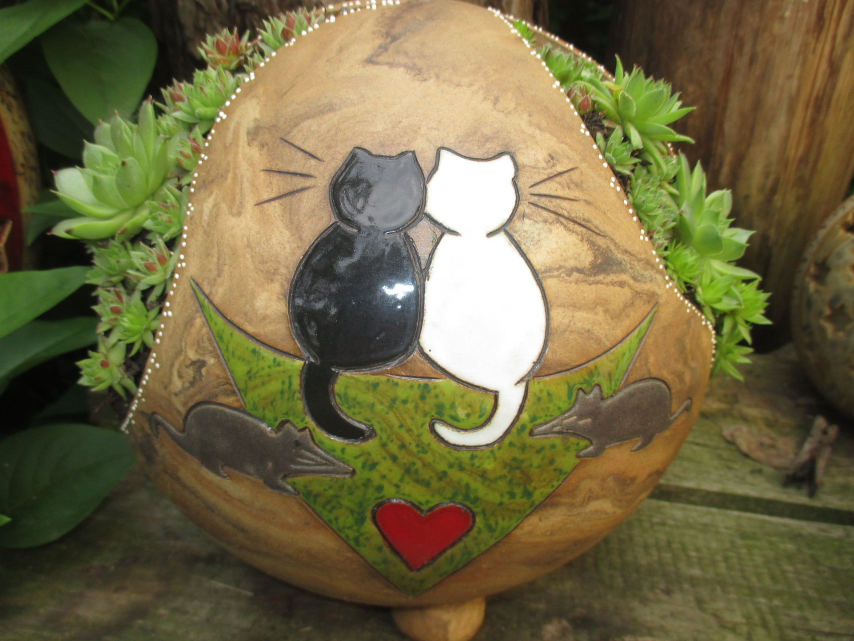 Lebende Gartenkugeln - Die rote Keramik von Ingrid Habermann