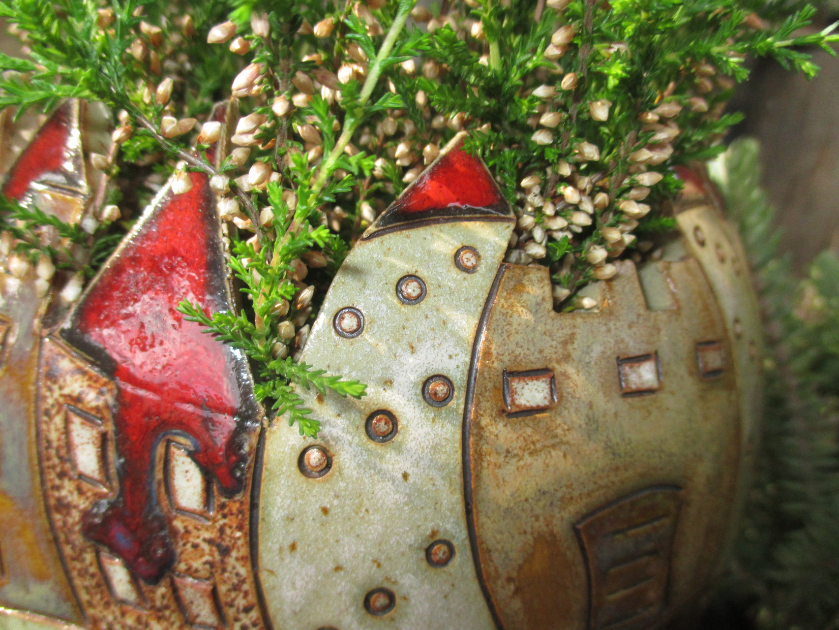 Lebende Gartenkugeln - Die rote Keramik von Ingrid Habermann