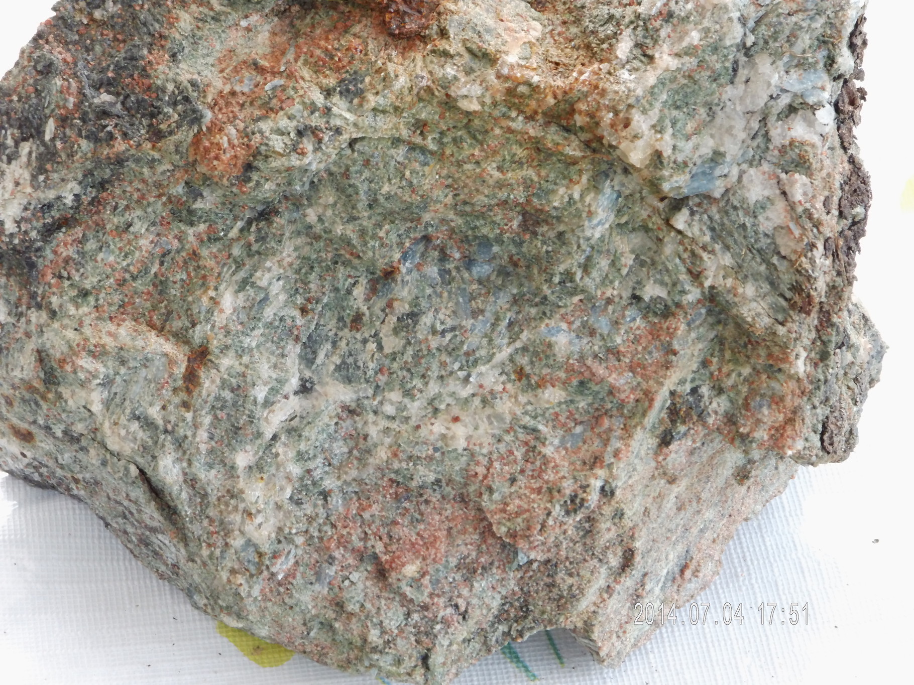 Eklogit ist ein hochmetamorphes Gestein das aus dem oberen Erdmantel ...