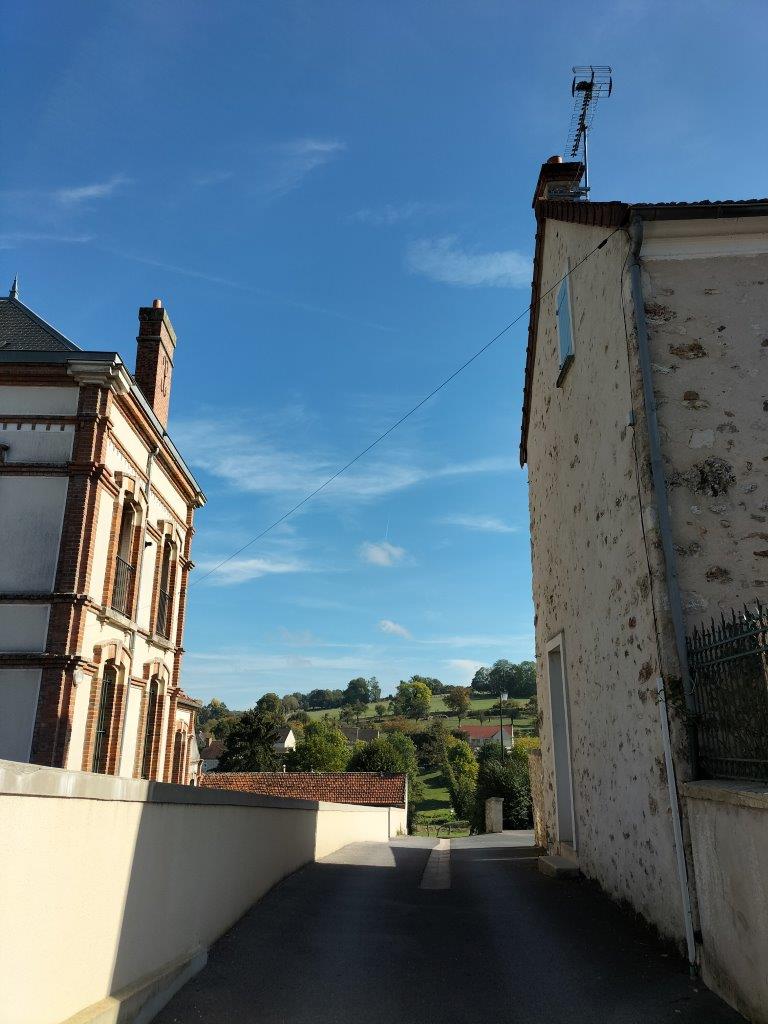 [Vallées-en-Champagne] La Chapelle-Monthodon. Un perchoir pour les ...