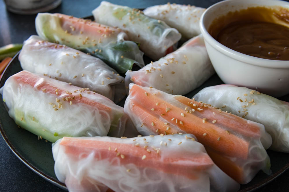 Summer Rolls mit Erdnusssauce - Genussjunkie