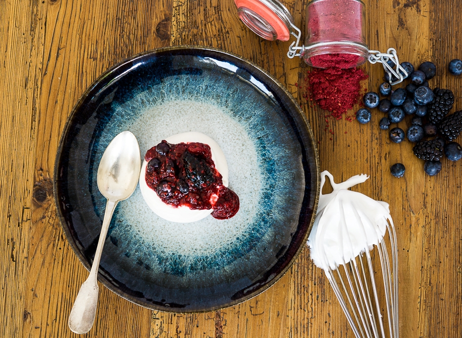 PIMPED PAVLOVAS MIT ROSMARIN-BEEREN - Bilou Kitchen - Kochkurse in München