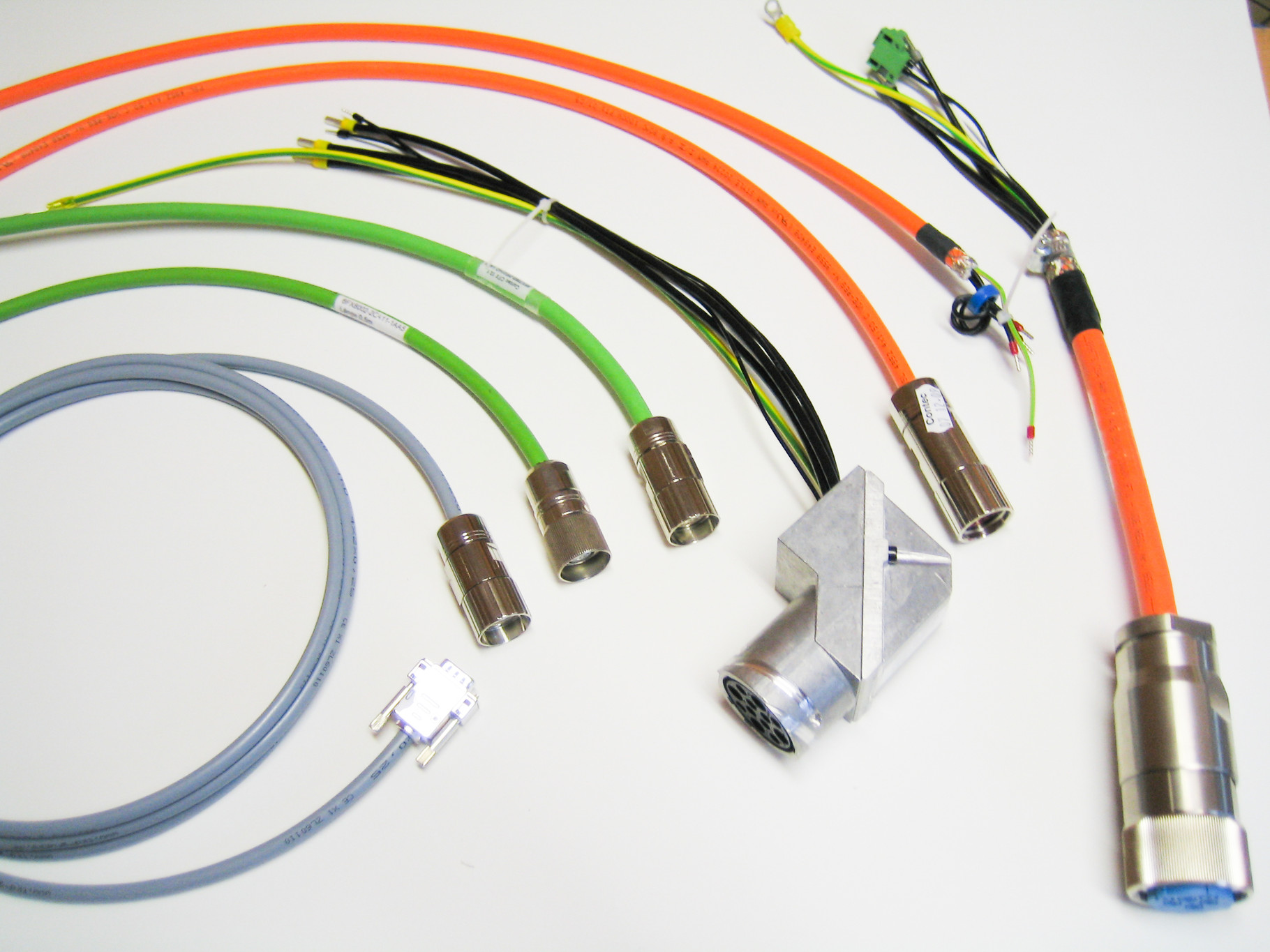 Servodrives and Encoder Cables - contec GmbH