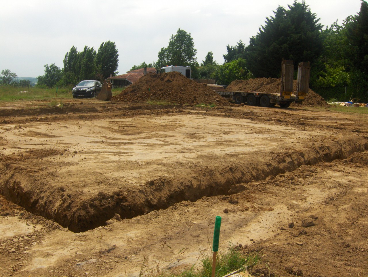 Première étape des fondations : creuser - Site de aurore-et-vincent