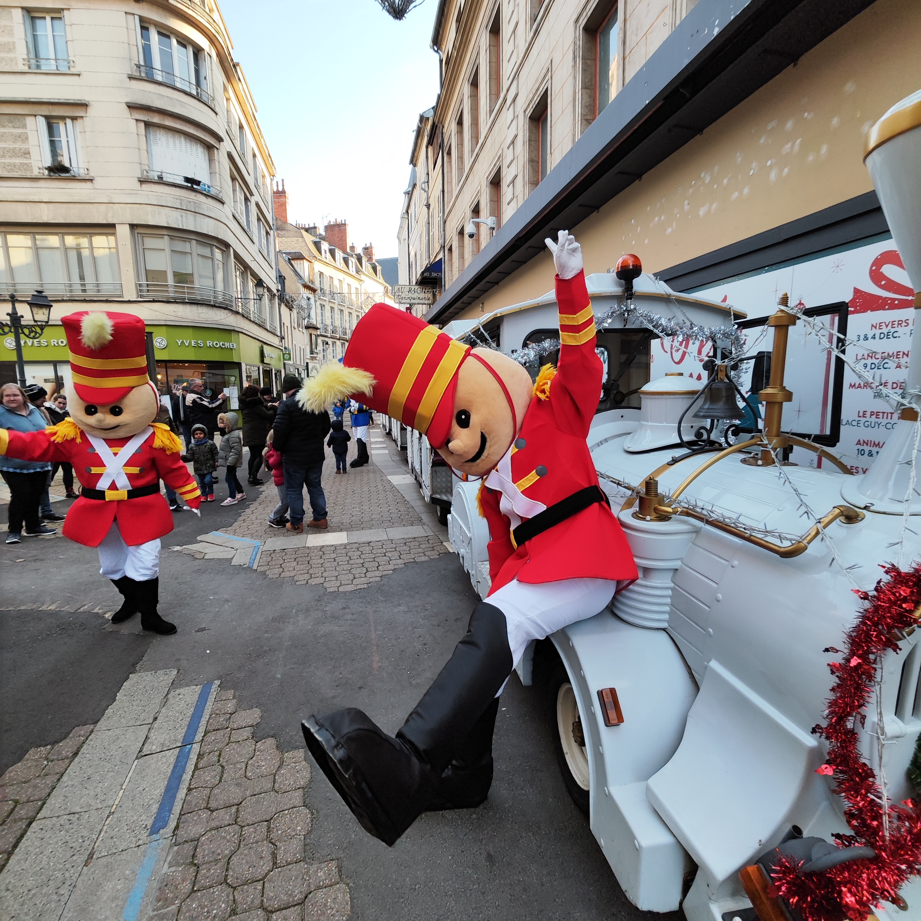 Animation mascotte, arbre de Noël et animations centre commercial ...