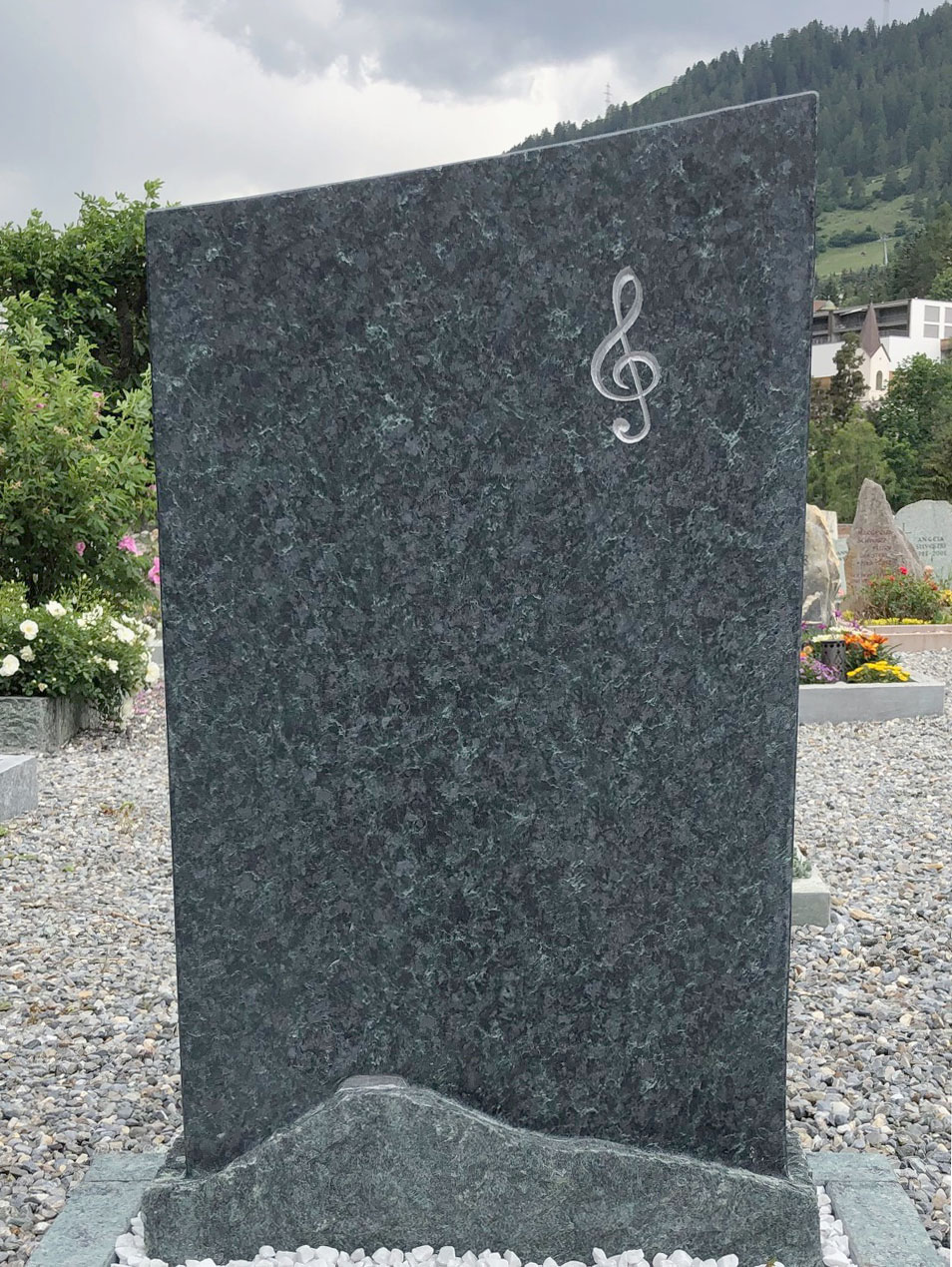 Grabstein schlicht modern geschliffen bestellen - inmemoria