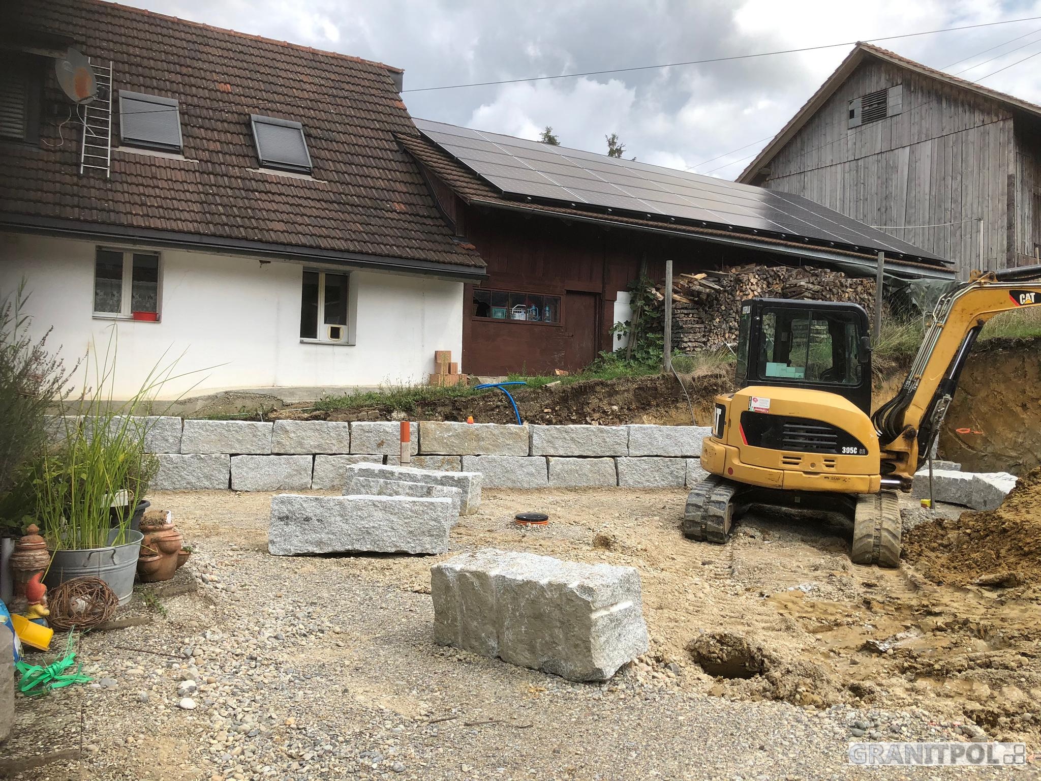 Graue Granitblöcke - Granitpol.de