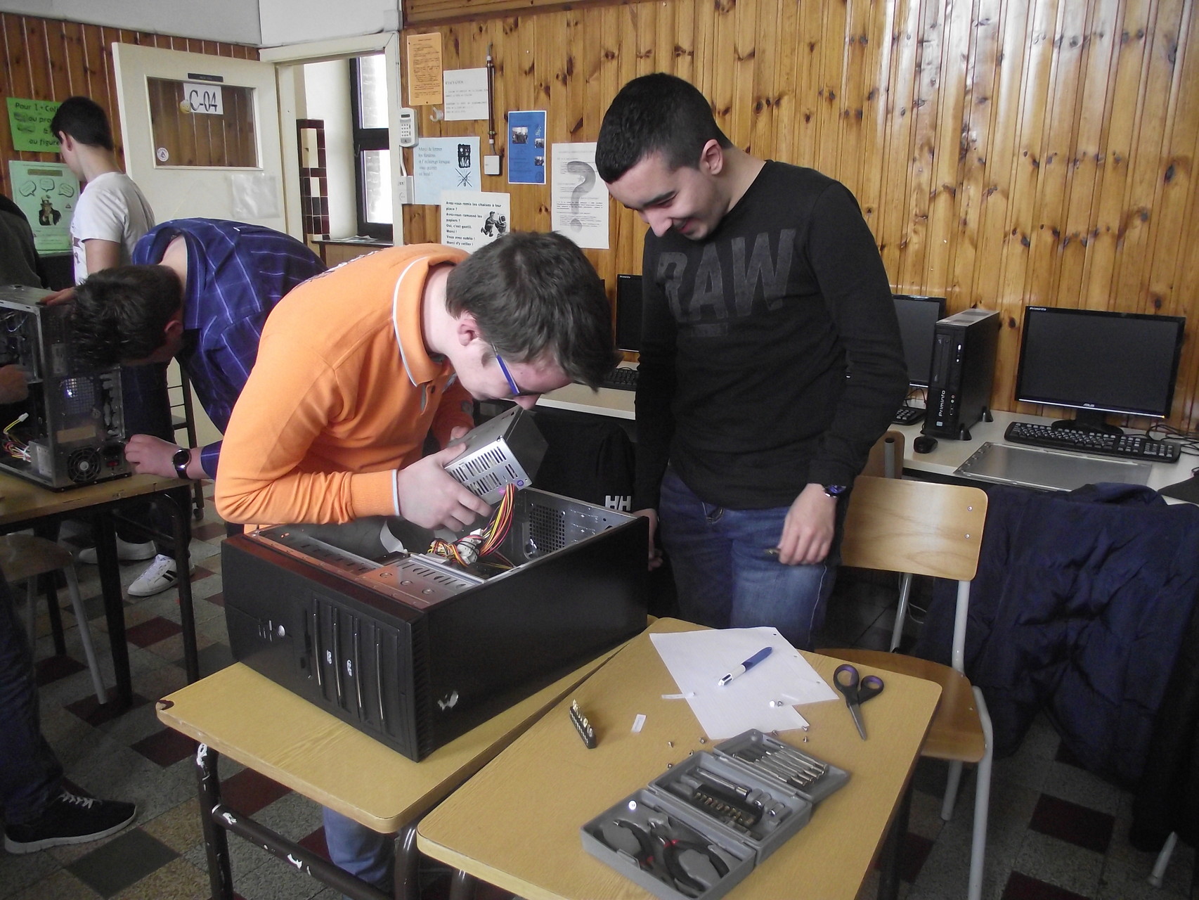 QU'EST-CE QUE LE HARDWARE ? - 3e TTInfo - CNDBS - Binche