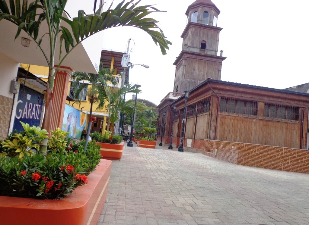 La Plaza Cultural que ornamenta el centro de Calceta - Revista LA GENTE ...