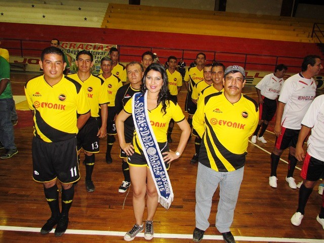 Juegan fulbito para liberarse de las tensiones del trabajo - Revista LA ...