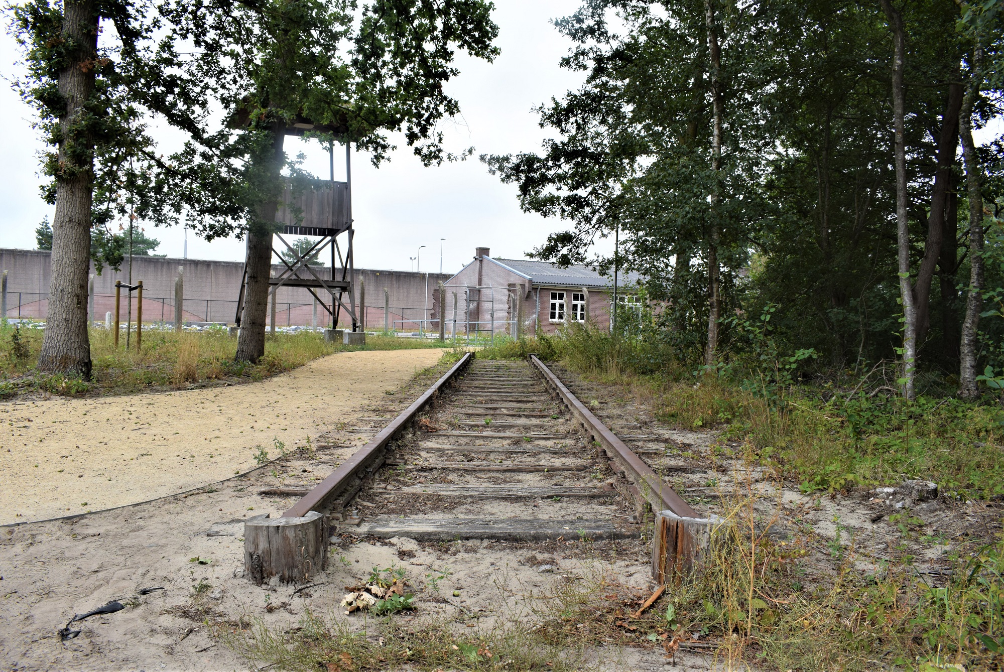 Kamp Vught - Nederlandse boeken en documentatie over concentratiekampen ...