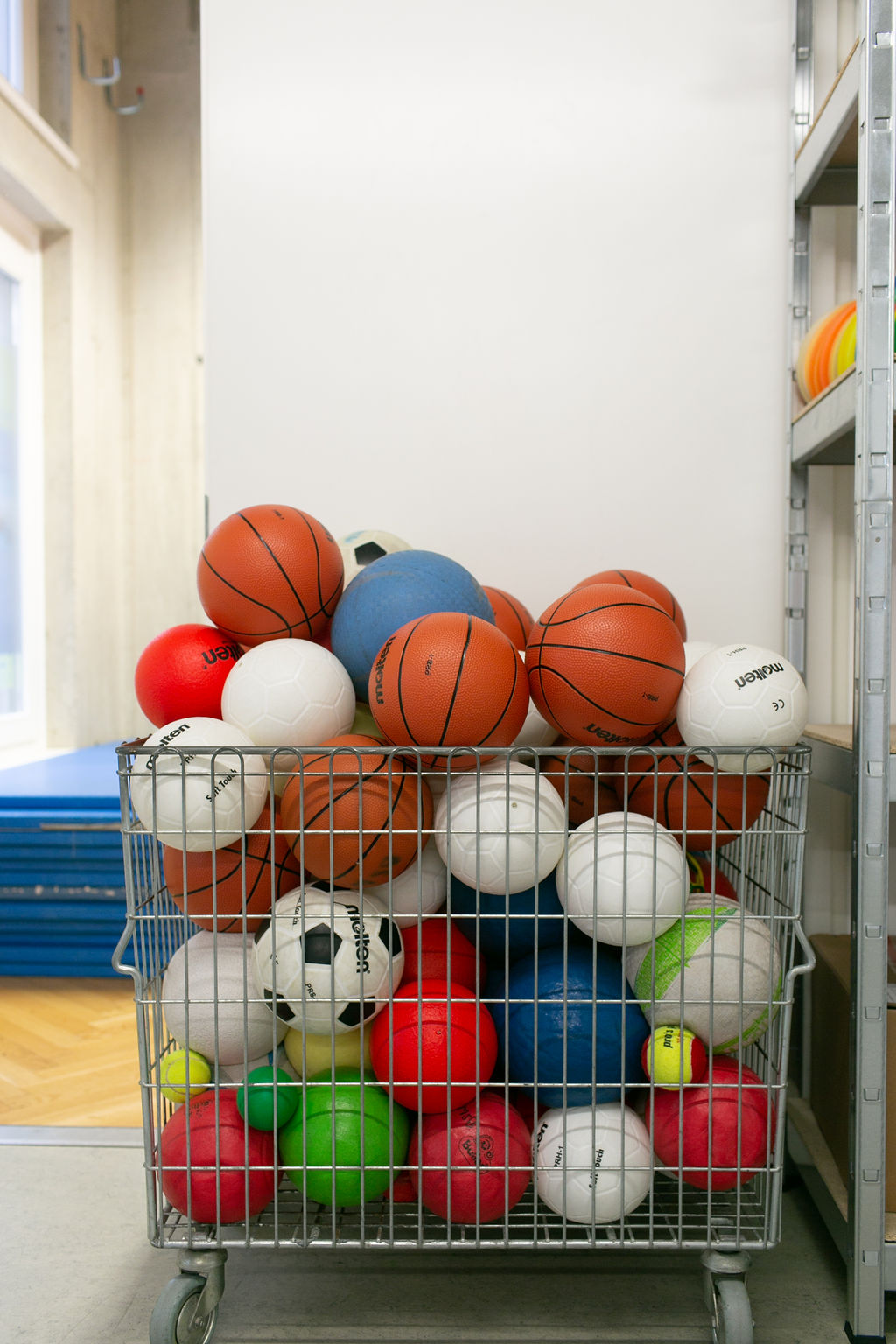 Galerie - Ballschule Wien, Mini- und Maxi Kurse, Hallen-Miete ...
