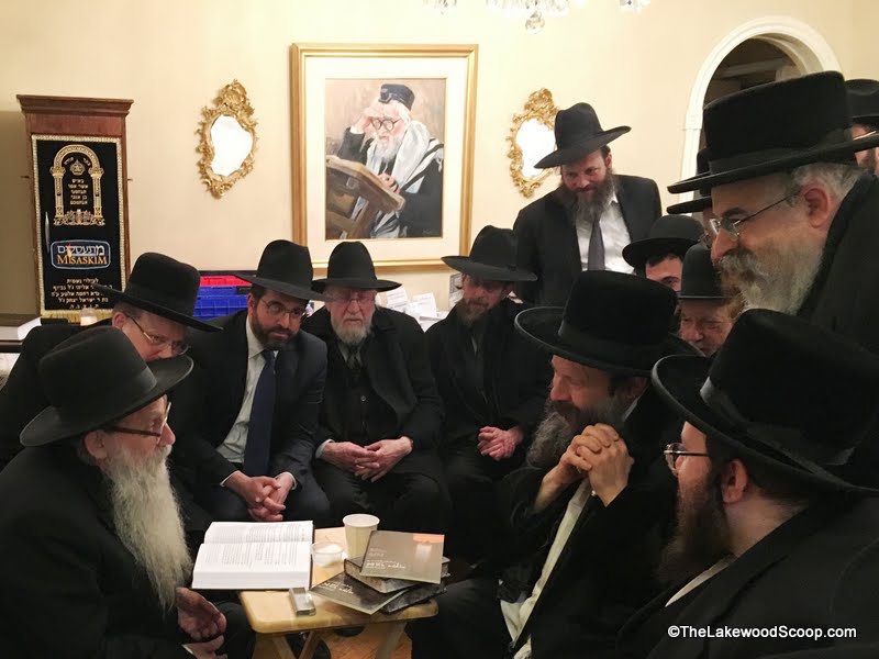 A step-by-step guide to putting on tefillin to pray in the morning ...