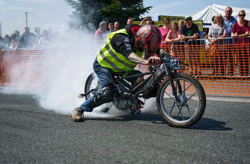 Buchen Sie nachfolgend unsere Leistungen - mofa-drag-races Webseite!