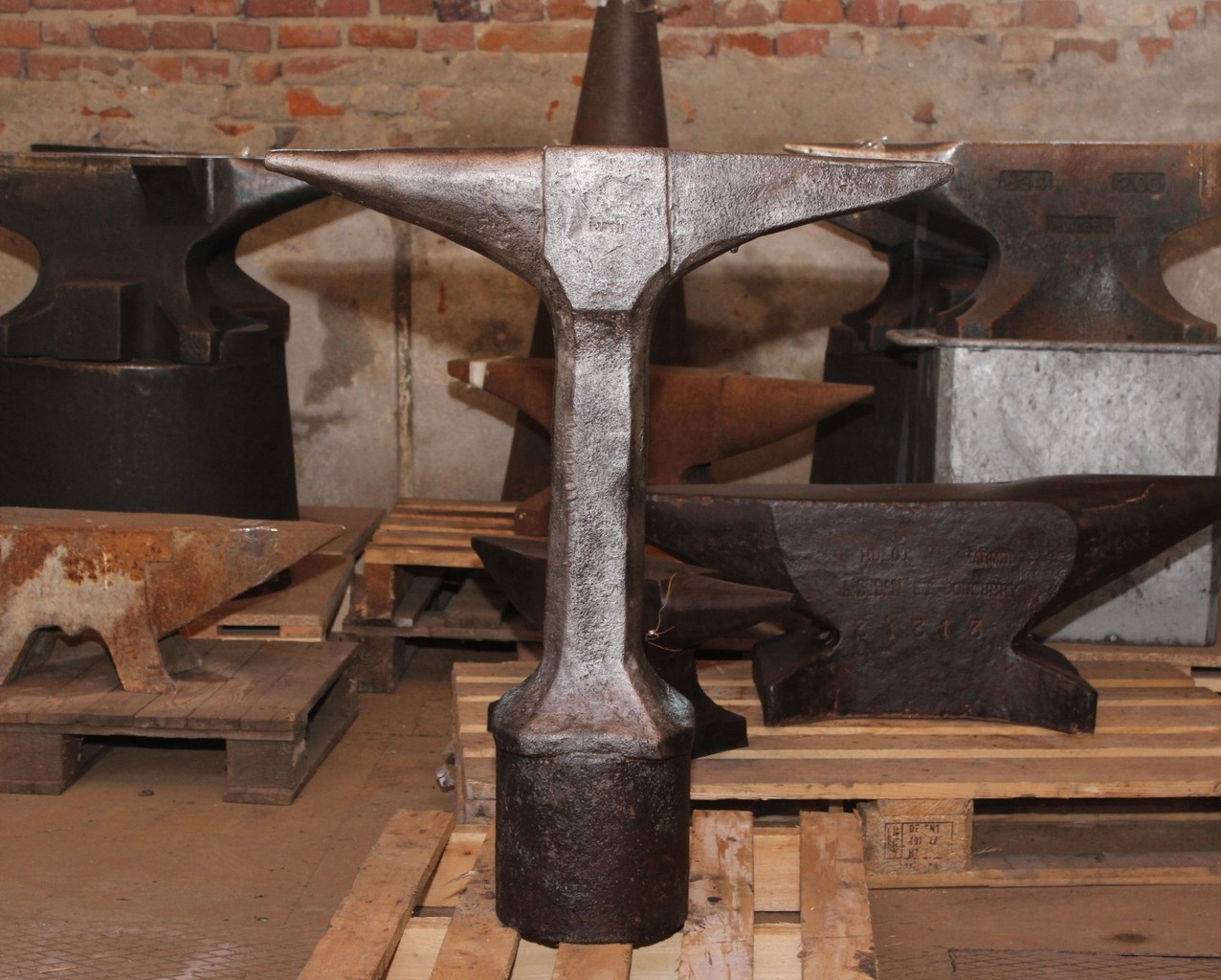 Why are anvils shaped like they are? : r/Blacksmith