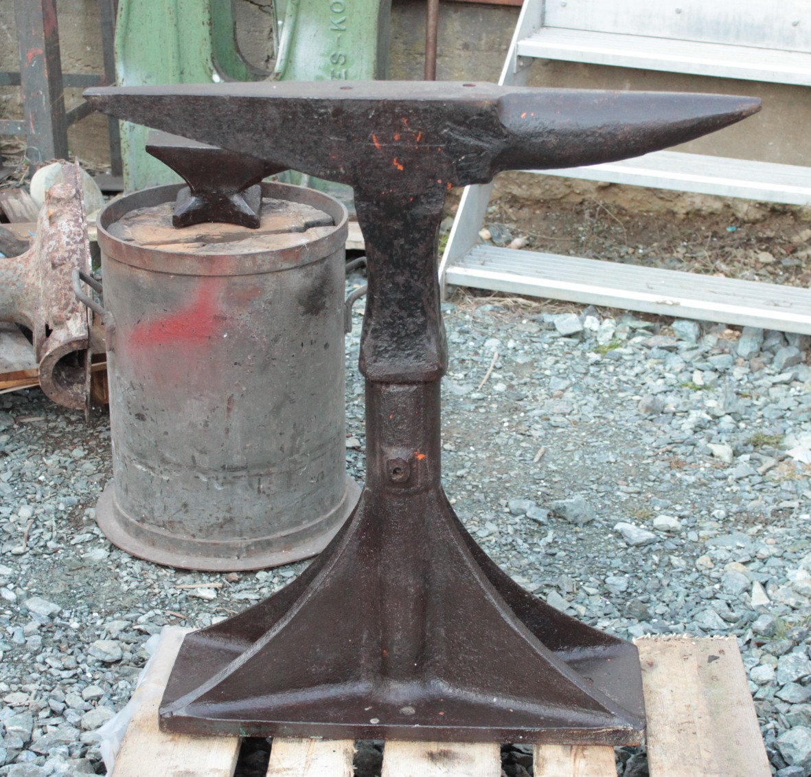STAKE ANVILS - blacksmith anvils paradise by Emerald Koch