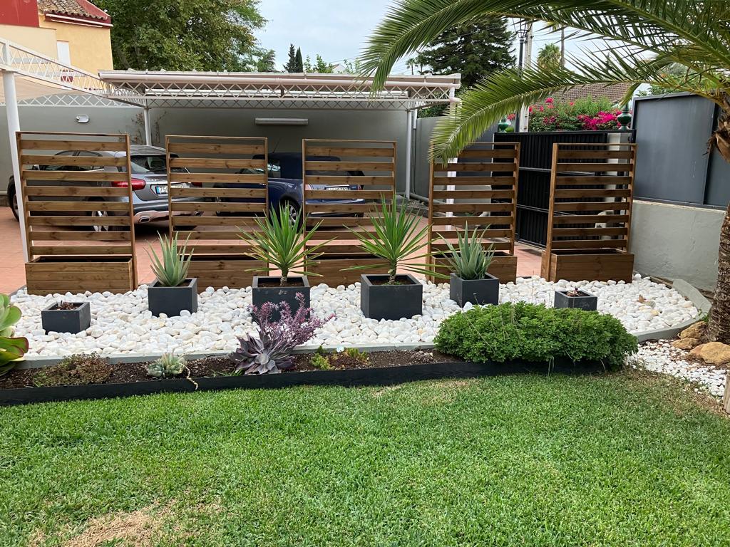 JARDIN CON JARDINERAS Y CELOSIAS - JARDINERAS - CELOSIAS - MACETEROS