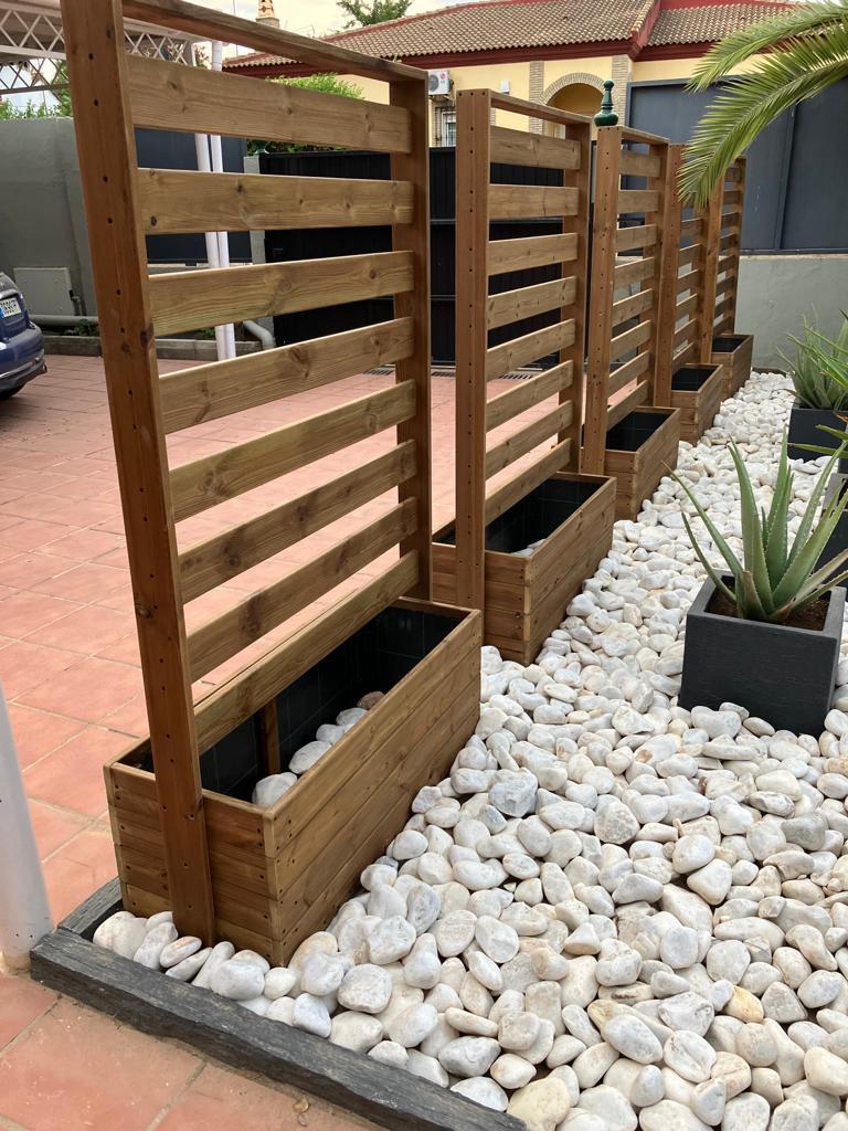 JARDIN CON JARDINERAS Y CELOSIAS - JARDINERAS - CELOSIAS - MACETEROS