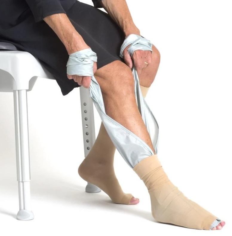 Aan- en uittrekken van steunkousen - ADL Hulpmiddelen Informatie