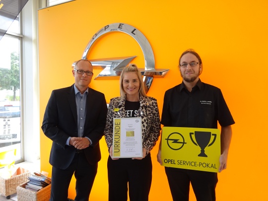 Autohaus Opel-Vogl für besondere Werkstattleistung mit der Opel Urkunde ...