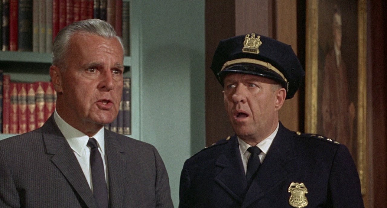 Hilfreich im Hintergrund: Comissioner Gordon und Chief O'Hara ...