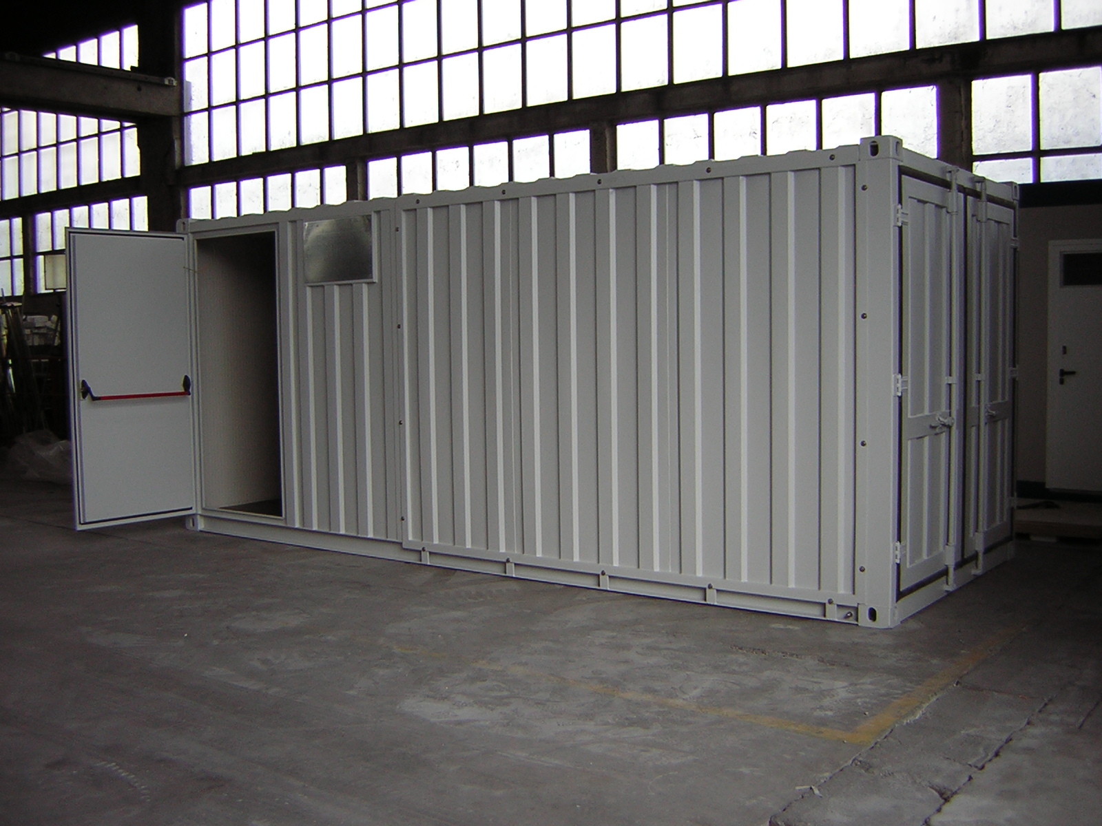 Containers con tetto e pavimento asportabili per il posizionamento di ...