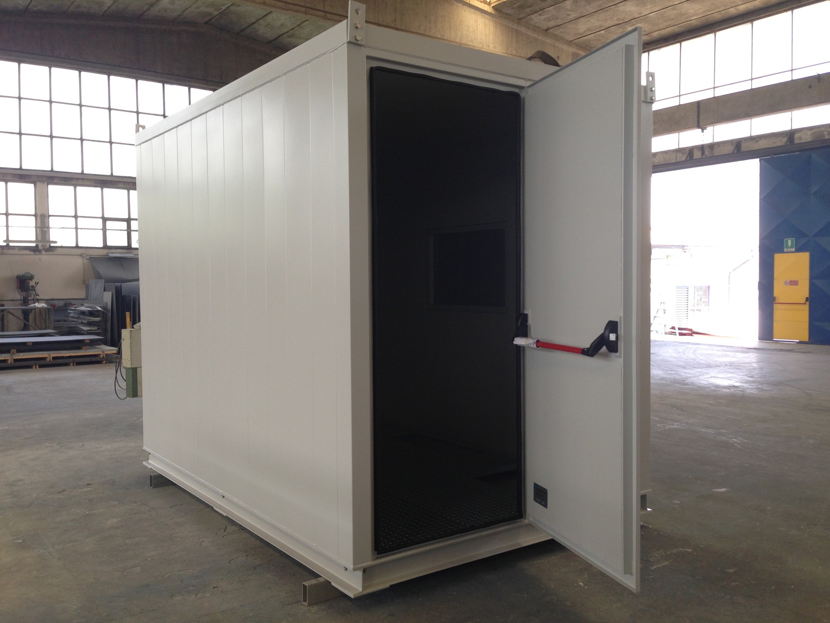 Containers con tetto e pavimento asportabili per il posizionamento di ...