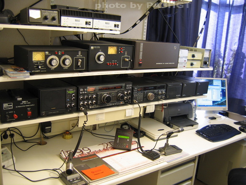 Here some "beautiful" Ham Radio Shack... - iz4hwds jimdo page!