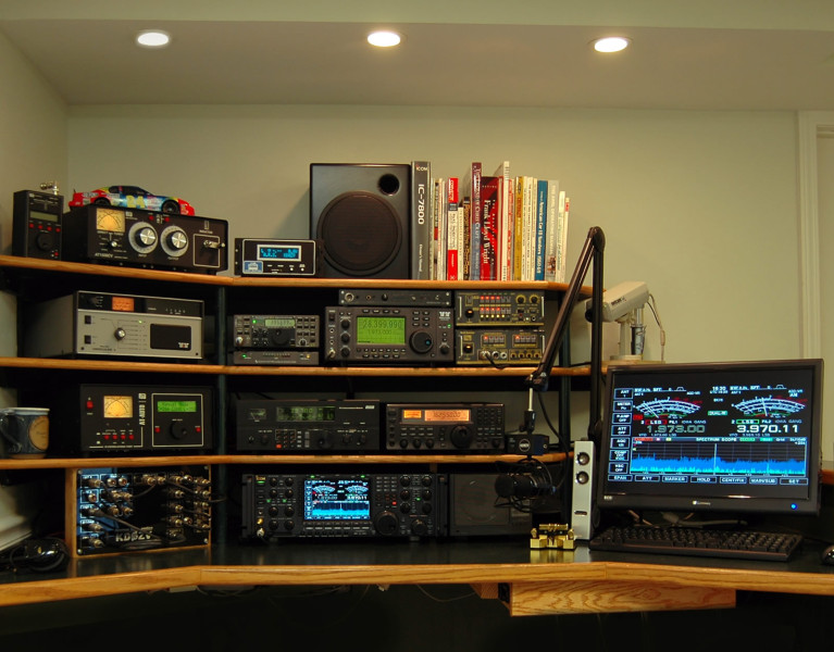 Here some "beautiful" Ham Radio Shack... - iz4hwds jimdo page!