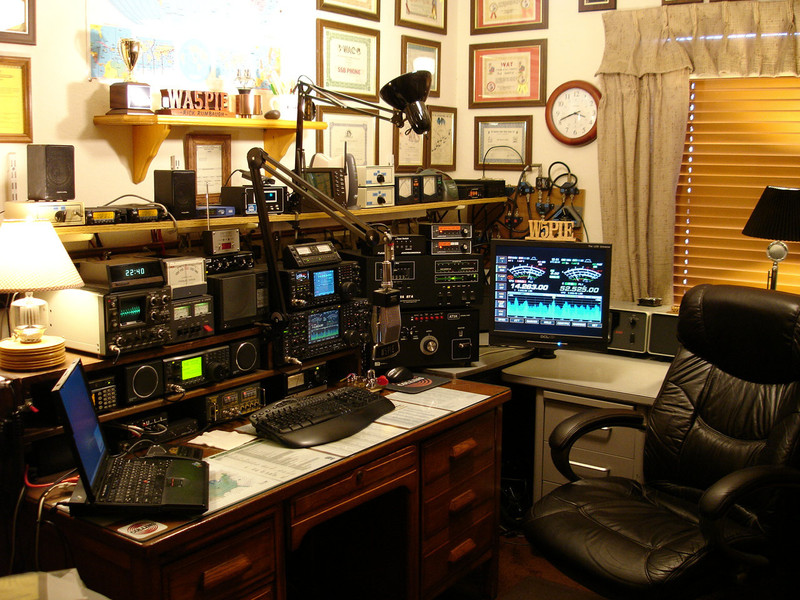 Here some "beautiful" Ham Radio Shack... - iz4hwds jimdo page!