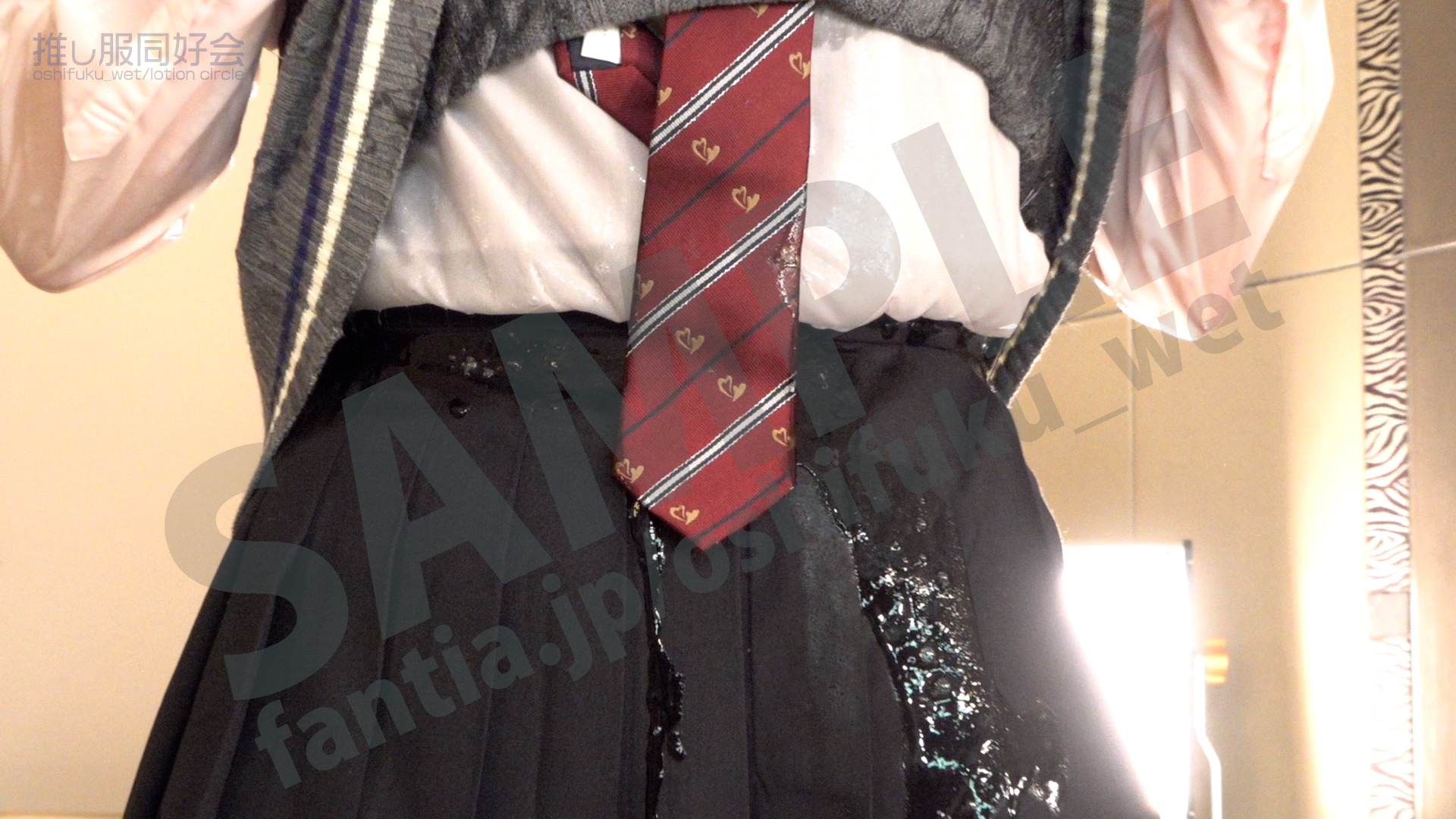 #U2「グレーベスト＋裾ライン入りプリーツスカート」 - oshifuku-wet ページ！